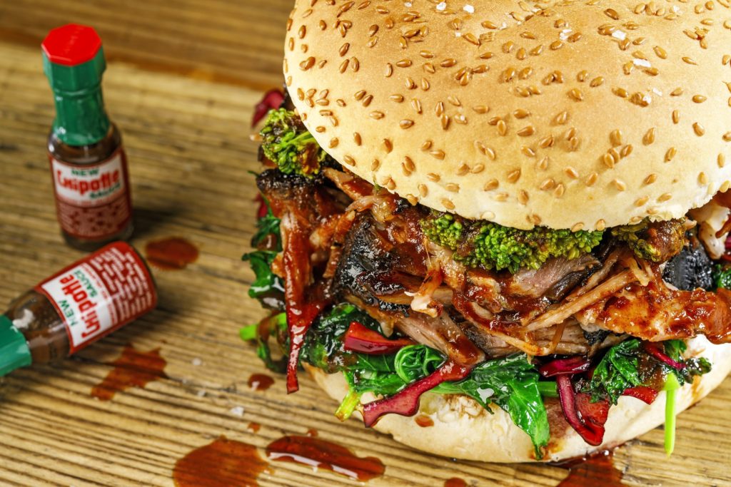 Pulled pork, cavolo viola marinato, tabasco chipotle, cime di rapa ...